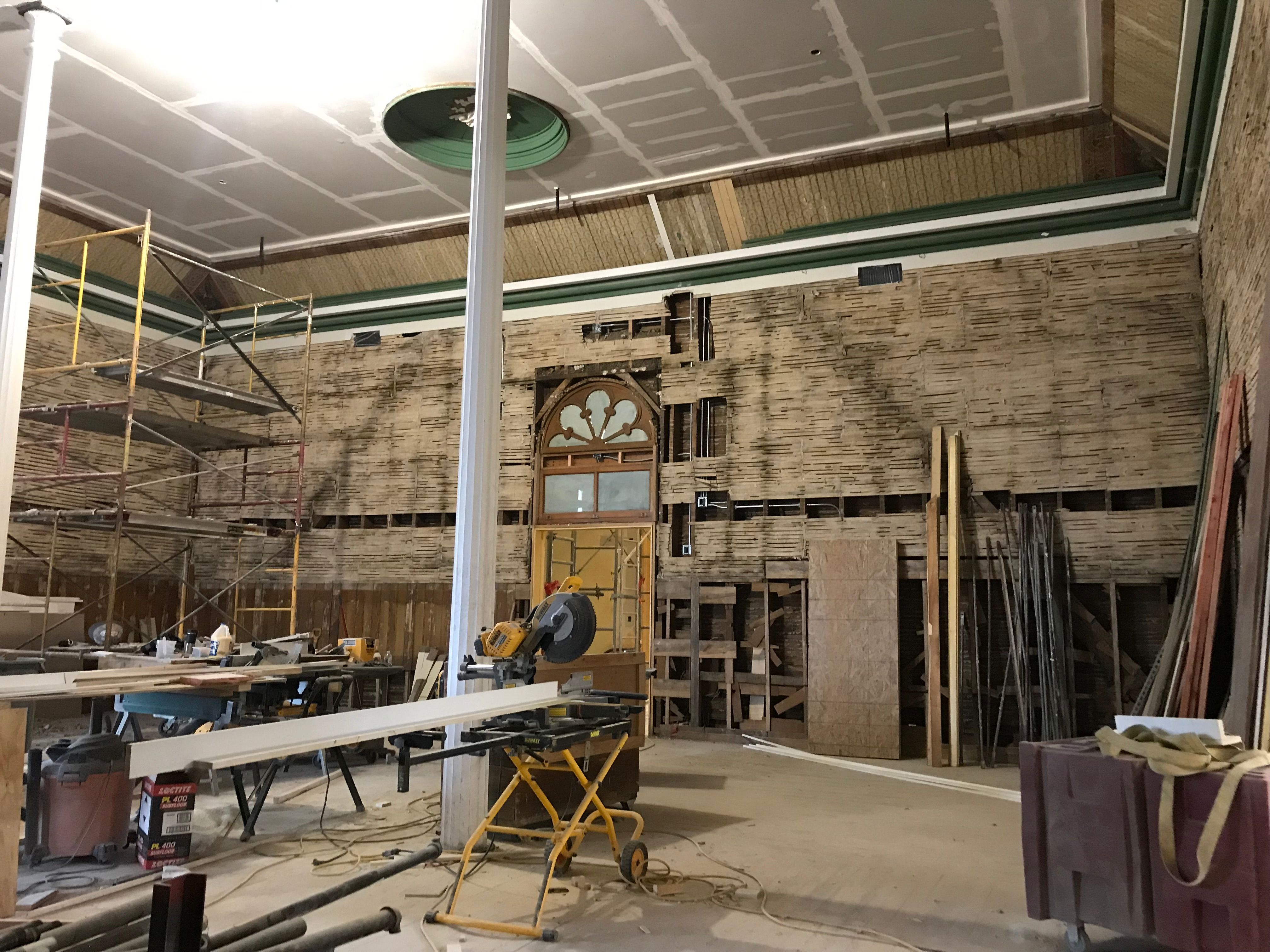 demo-courtroom-walls